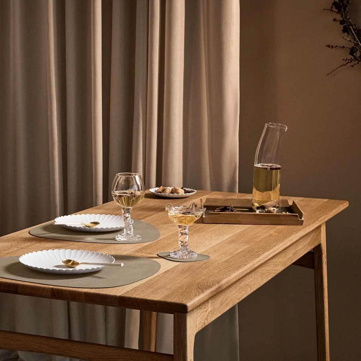 Airy Teak Tablett Square von Lind DNA | Connox